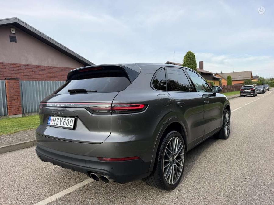 Grey Porsche Cayenne 2020 in Kaunas, with an engine capacity of 2.89 L and mileage of 213 thousand km for 32500 €, photo 5 on AUTOMOTO.COM.LV