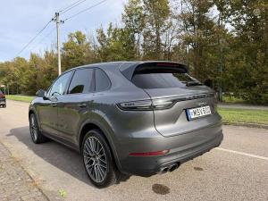 Grey Porsche Cayenne 2020 in Kaunas, with an engine capacity of 2.89 L and mileage of 213 thousand km for 32500 €, photo 7 on AUTOMOTO.COM.LV