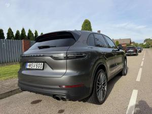 Grey Porsche Cayenne 2020 in Kaunas, with an engine capacity of 2.89 L and mileage of 213 thousand km for 32500 €, photo 8 on AUTOMOTO.COM.LV