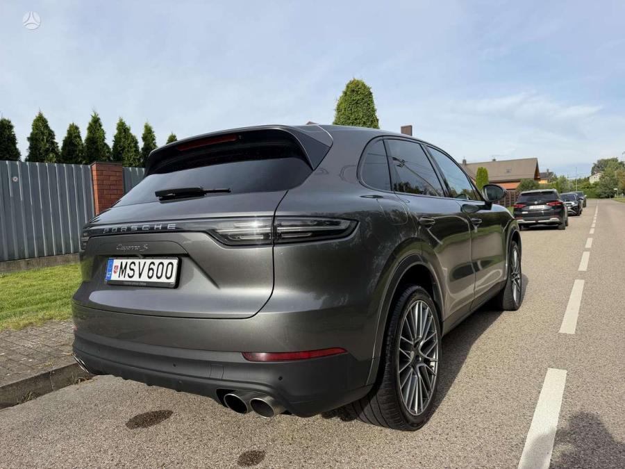 Grey Porsche Cayenne 2020 in Kaunas, with an engine capacity of 2.89 L and mileage of 213 thousand km for 32500 €, photo 8 on AUTOMOTO.COM.LV
