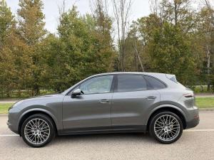 Grey Porsche Cayenne 2020 in Kaunas, with an engine capacity of 2.89 L and mileage of 213 thousand km for 32500 €, photo 9 on AUTOMOTO.COM.LV