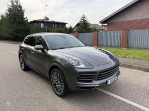 Grey Porsche Cayenne 2020 in Kaunas, with an engine capacity of 2.89 L and mileage of 213 thousand km for 32500 €, photo 12 on AUTOMOTO.COM.LV