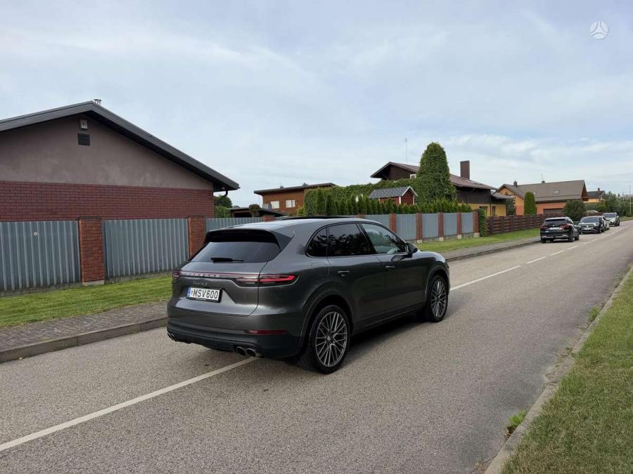 Grey Porsche Cayenne 2020 in Kaunas, with an engine capacity of 2.89 L and mileage of 213 thousand km for 32500 €, photo 13 on AUTOMOTO.COM.LV
