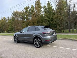 Grey Porsche Cayenne 2020 in Kaunas, with an engine capacity of 2.89 L and mileage of 213 thousand km for 32500 €, photo 14 on AUTOMOTO.COM.LV