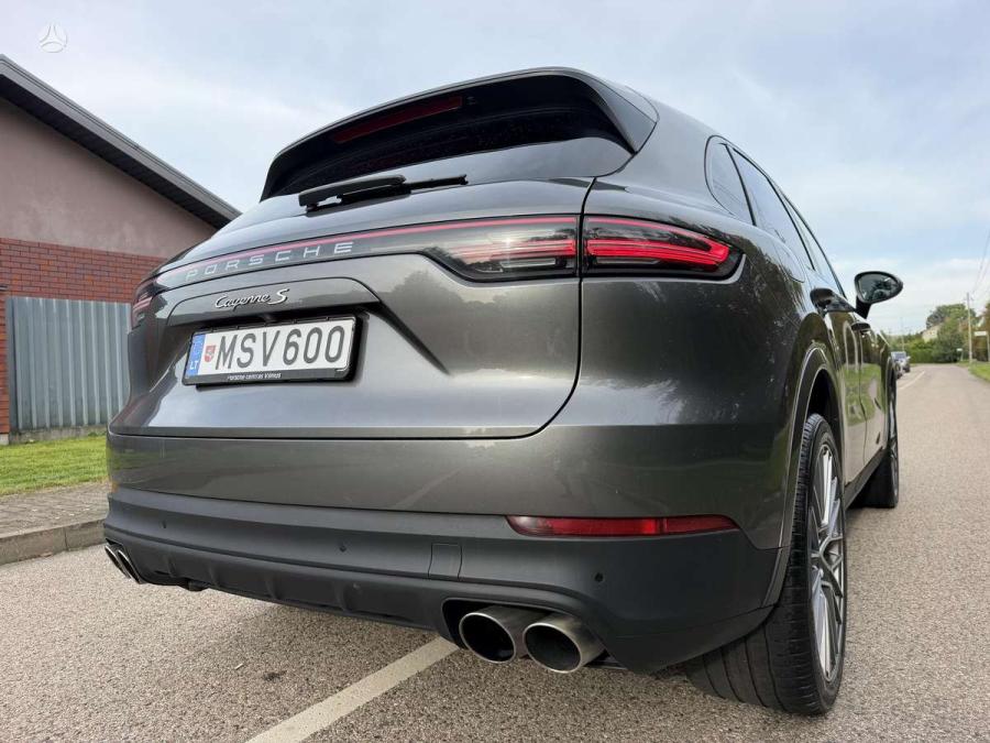 Grey Porsche Cayenne 2020 in Kaunas, with an engine capacity of 2.89 L and mileage of 213 thousand km for 32500 €, photo 16 on AUTOMOTO.COM.LV