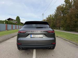 Grey Porsche Cayenne 2020 in Kaunas, with an engine capacity of 2.89 L and mileage of 213 thousand km for 32500 €, photo 17 on AUTOMOTO.COM.LV