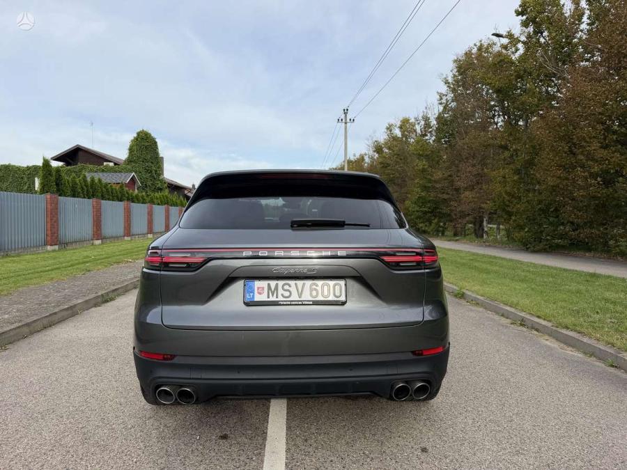 Grey Porsche Cayenne 2020 in Kaunas, with an engine capacity of 2.89 L and mileage of 213 thousand km for 32500 €, photo 17 on AUTOMOTO.COM.LV