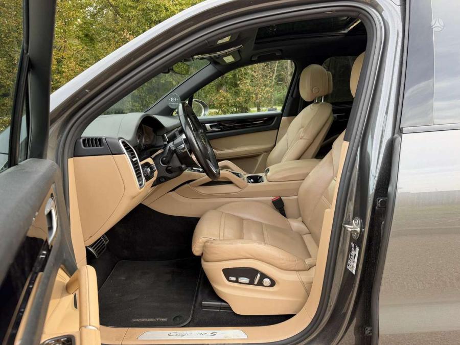 Grey Porsche Cayenne 2020 in Kaunas, with an engine capacity of 2.89 L and mileage of 213 thousand km for 32500 €, photo 26 on AUTOMOTO.COM.LV