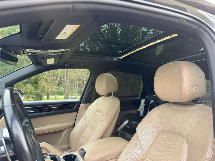 Grey Porsche Cayenne 2020 in Kaunas, with an engine capacity of 2.89 L and mileage of 213 thousand km for 32500 €, photo 27 on AUTOMOTO.COM.LV
