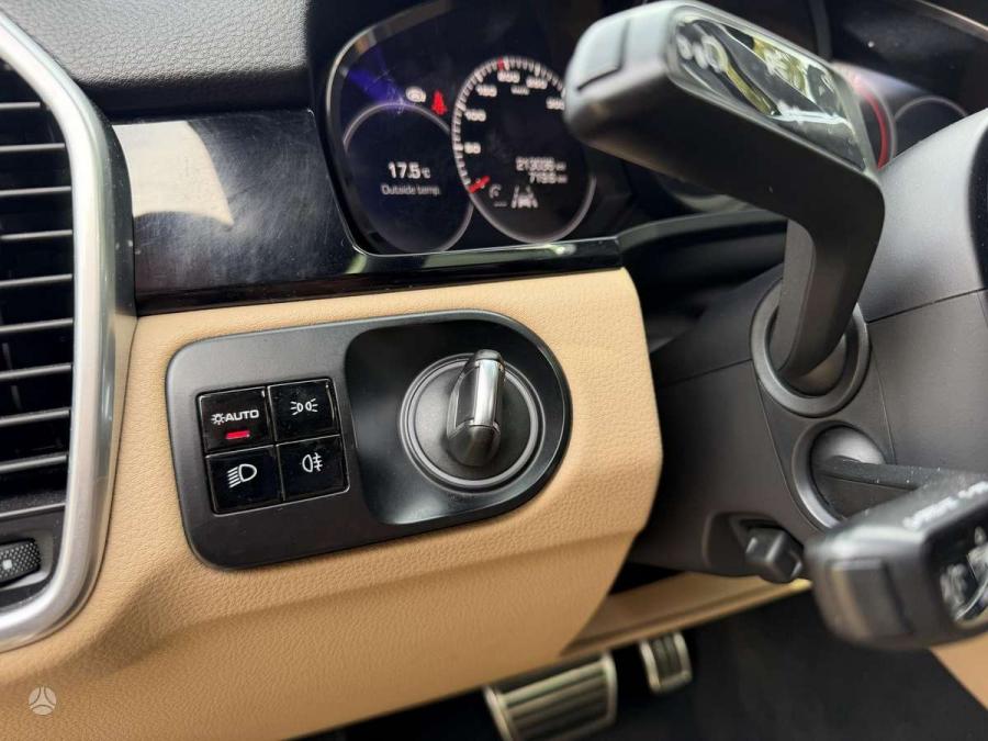 Grey Porsche Cayenne 2020 in Kaunas, with an engine capacity of 2.89 L and mileage of 213 thousand km for 32500 €, photo 35 on AUTOMOTO.COM.LV