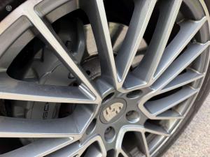 Grey Porsche Cayenne 2020 in Kaunas, with an engine capacity of 2.89 L and mileage of 213 thousand km for 32500 €, photo 42 on AUTOMOTO.COM.LV