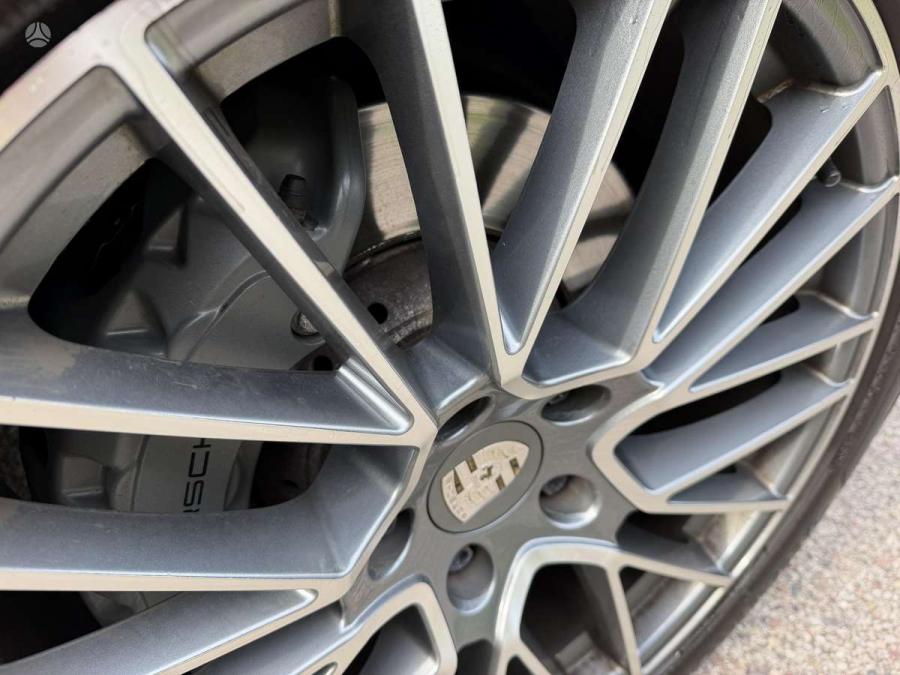 Grey Porsche Cayenne 2020 in Kaunas, with an engine capacity of 2.89 L and mileage of 213 thousand km for 32500 €, photo 42 on AUTOMOTO.COM.LV