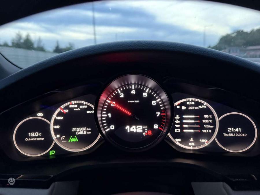 Grey Porsche Cayenne 2020 in Kaunas, with an engine capacity of 2.89 L and mileage of 213 thousand km for 32500 €, photo 49 on AUTOMOTO.COM.LV
