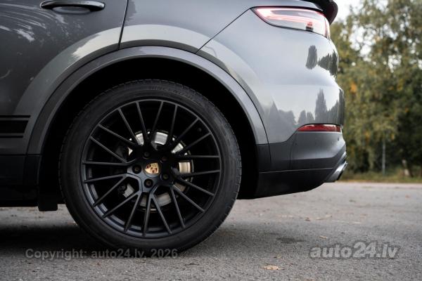Porsche Cayenne 2020 in Tallinn on AUTOMOTO.COM.LV Grey Porsche Cayenne 2020 in Tallinn, with an engine capacity of 2.90 L and mileage of 128 thousand km for 71900 €, photo 11 on AUTOMOTO.COM.LV