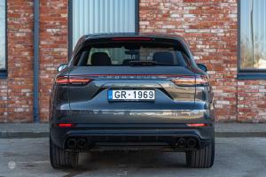 Grey Porsche Cayenne 2020 in Riga, with an engine capacity of 3.00 L and mileage of 153 thousand km for 44900 €, photo 6 on AUTOMOTO.COM.LV