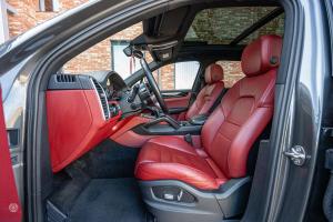 Grey Porsche Cayenne 2020 in Riga, with an engine capacity of 3.00 L and mileage of 153 thousand km for 44900 €, photo 13 on AUTOMOTO.COM.LV