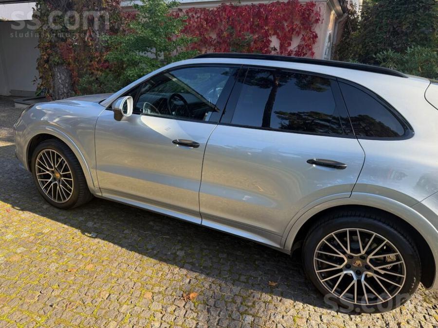 Grey Porsche Cayenne 2020 in Jurmala, with an engine capacity of 3.00 L and mileage of 129 thousand km for 45500 €, photo 1 on AUTOMOTO.COM.LV