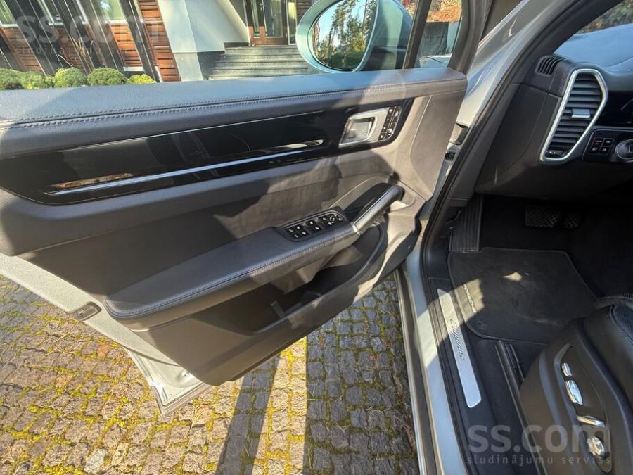 Grey Porsche Cayenne 2020 in Jurmala, with an engine capacity of 3.00 L and mileage of 129 thousand km for 45500 €, photo 11 on AUTOMOTO.COM.LV