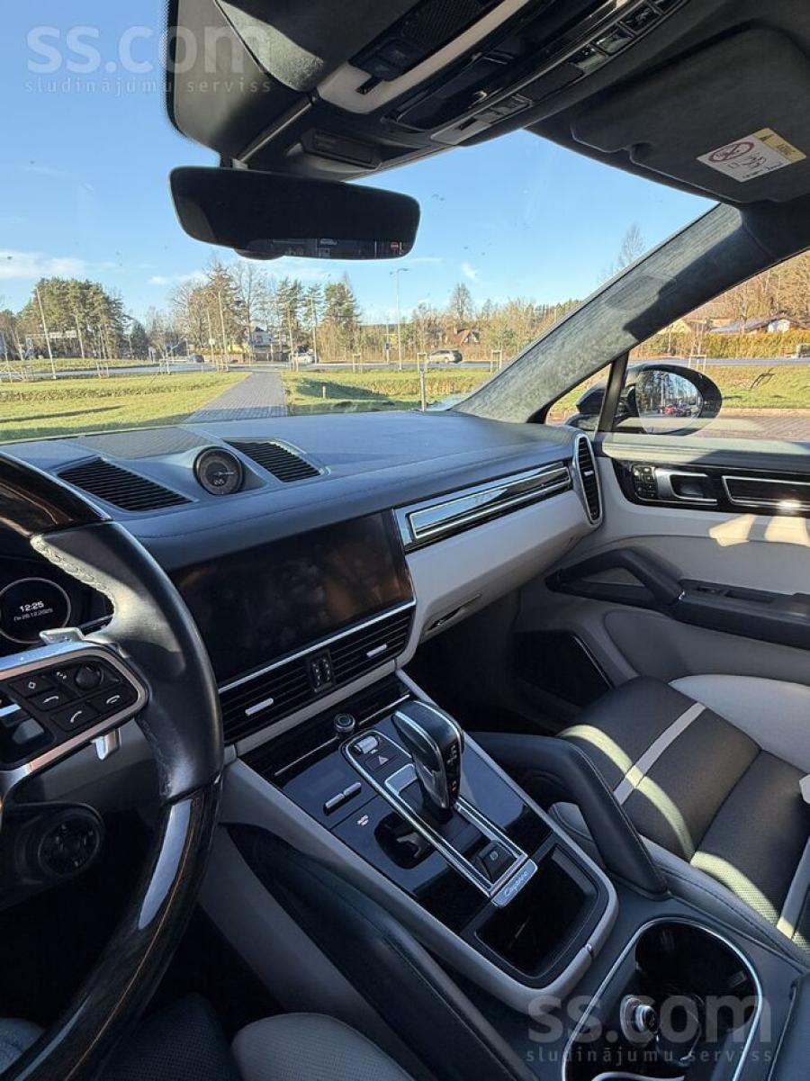 Grey Porsche Cayenne 2021 in Riga, with an engine capacity of 3.00 L and mileage of 75 thousand km for 61000 €, photo 17 on AUTOMOTO.COM.LV