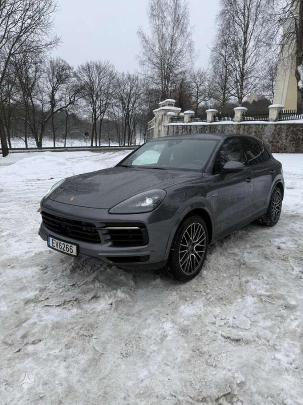 Grey Porsche Cayenne 2021 in Vilnius, with an engine capacity of 3.00 L and mileage of 65 thousand km for 59900 €, photo 1 on AUTOMOTO.COM.LV