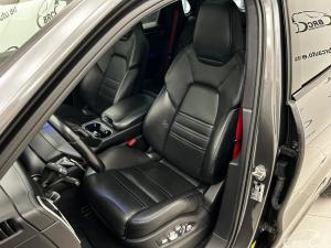 Pelēks Porsche Cayenne 2021 Avižieniai, ar dzinēja tilpumu 4.00 L un nobraukumu 66 tūkst. km par 69000 €, foto 5 vietnē AUTOMOTO.COM.LV