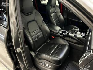 Pelēks Porsche Cayenne 2021 Avižieniai, ar dzinēja tilpumu 4.00 L un nobraukumu 66 tūkst. km par 69000 €, foto 26 vietnē AUTOMOTO.COM.LV