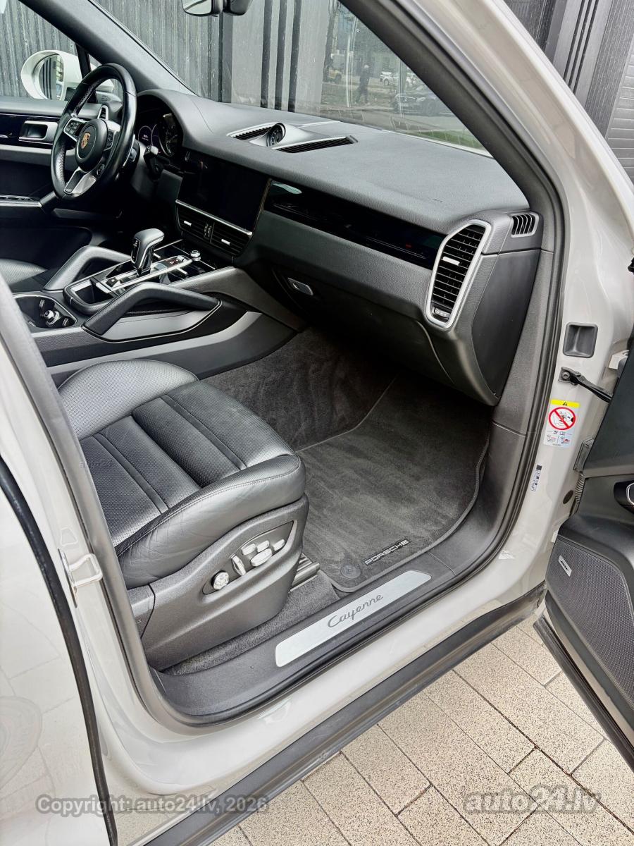 Grey Porsche Cayenne 2021 in Tallinn, with an engine capacity of 3.00 L and mileage of 134 thousand km for 69999 €, photo 8 on AUTOMOTO.COM.LV