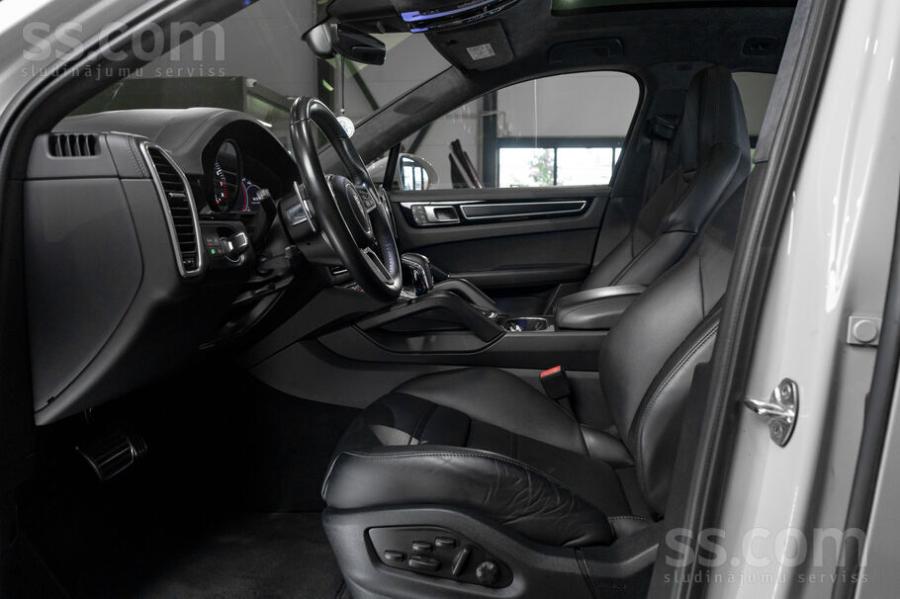 Grey Porsche Cayenne 2021 in Riga, with an engine capacity of 4.00 L and mileage of 162 thousand km for 64900 €, photo 11 on AUTOMOTO.COM.LV