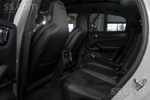 Grey Porsche Cayenne 2021 in Riga, with an engine capacity of 4.00 L and mileage of 162 thousand km for 64900 €, photo 19 on AUTOMOTO.COM.LV