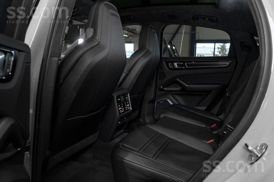 Grey Porsche Cayenne 2021 in Riga, with an engine capacity of 4.00 L and mileage of 162 thousand km for 64900 €, photo 19 on AUTOMOTO.COM.LV