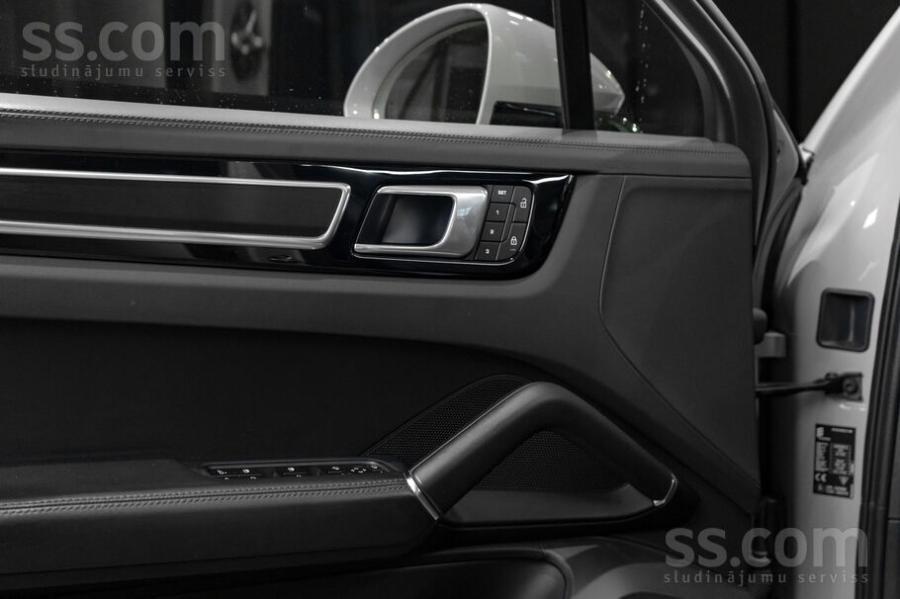 Grey Porsche Cayenne 2021 in Riga, with an engine capacity of 4.00 L and mileage of 162 thousand km for 64900 €, photo 21 on AUTOMOTO.COM.LV