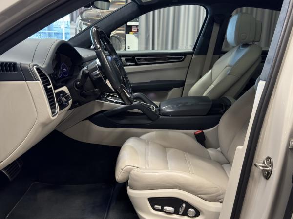 Grey Porsche Cayenne 2021 in Riga, with an engine capacity of 4.00 L and mileage of 83 thousand km for 1 €, photo 6 on AUTOMOTO.COM.LV