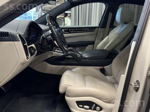 Grey Porsche Cayenne 2021 in Riga, with an engine capacity of 2.90 L and mileage of 83 thousand km for 69990 €, photo 7 on AUTOMOTO.COM.LV