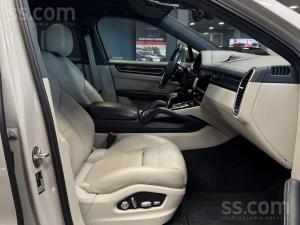 Grey Porsche Cayenne 2021 in Riga, with an engine capacity of 2.90 L and mileage of 83 thousand km for 69990 €, photo 22 on AUTOMOTO.COM.LV