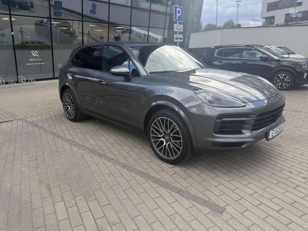 Pelēks Porsche Cayenne 2021 Viļņa, ar dzinēja tilpumu 3.00 L un nobraukumu 67 tūkst. km par 54500 €, foto 1 vietnē AUTOMOTO.COM.LV