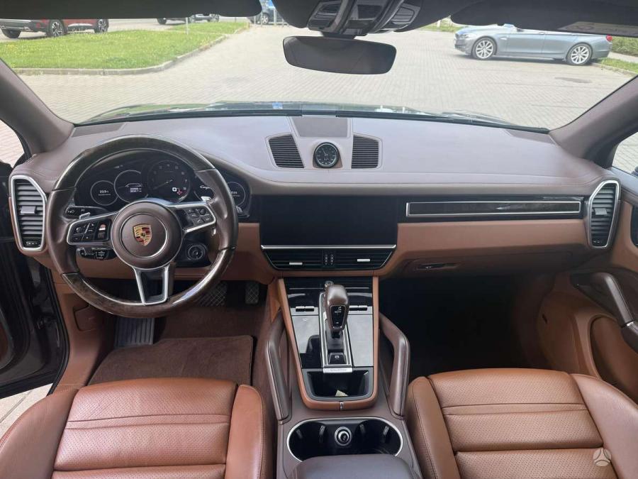 Grey Porsche Cayenne 2021 in Vilnius, with an engine capacity of 3.00 L and mileage of 67 thousand km for 54500 €, photo 5 on AUTOMOTO.COM.LV