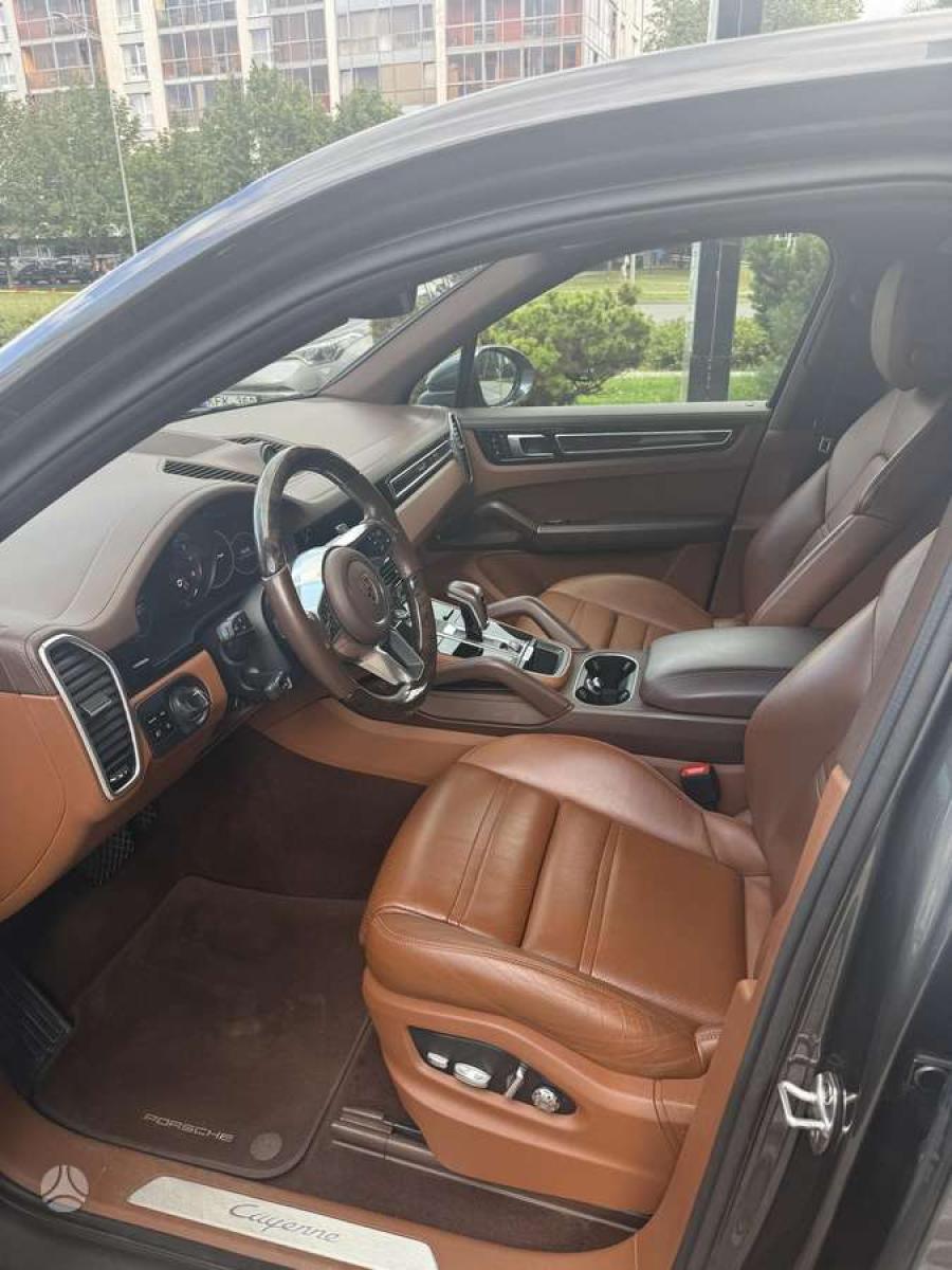 Grey Porsche Cayenne 2021 in Vilnius, with an engine capacity of 3.00 L and mileage of 67 thousand km for 54500 €, photo 6 on AUTOMOTO.COM.LV