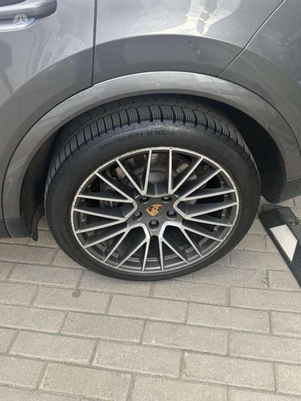 Pelēks Porsche Cayenne 2021 Viļņa, ar dzinēja tilpumu 3.00 L un nobraukumu 67 tūkst. km par 54500 €, foto 9 vietnē AUTOMOTO.COM.LV