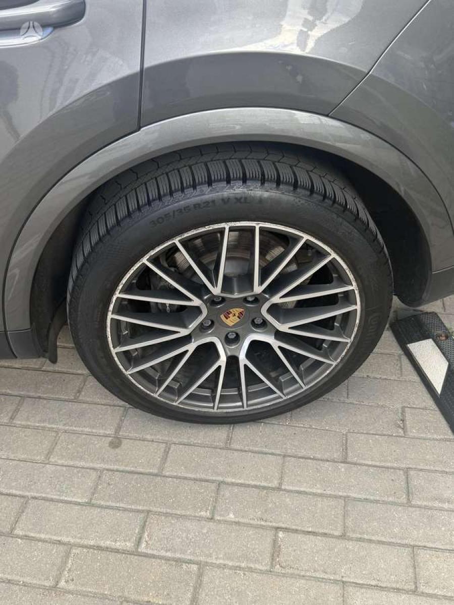 Grey Porsche Cayenne 2021 in Vilnius, with an engine capacity of 3.00 L and mileage of 67 thousand km for 54500 €, photo 9 on AUTOMOTO.COM.LV