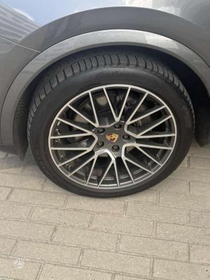 Grey Porsche Cayenne 2021 in Vilnius, with an engine capacity of 3.00 L and mileage of 67 thousand km for 54500 €, photo 15 on AUTOMOTO.COM.LV