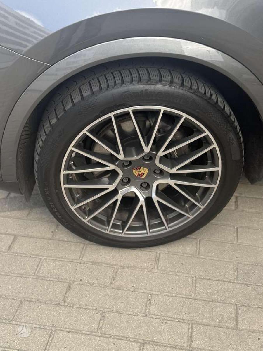 Grey Porsche Cayenne 2021 in Vilnius, with an engine capacity of 3.00 L and mileage of 67 thousand km for 54500 €, photo 15 on AUTOMOTO.COM.LV