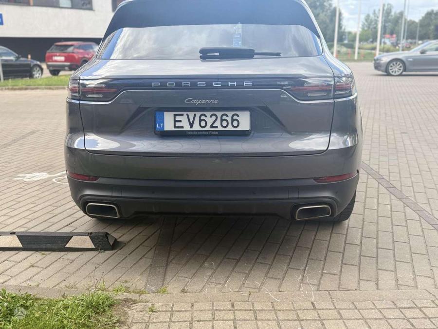 Grey Porsche Cayenne 2021 in Vilnius, with an engine capacity of 3.00 L and mileage of 67 thousand km for 54500 €, photo 18 on AUTOMOTO.COM.LV