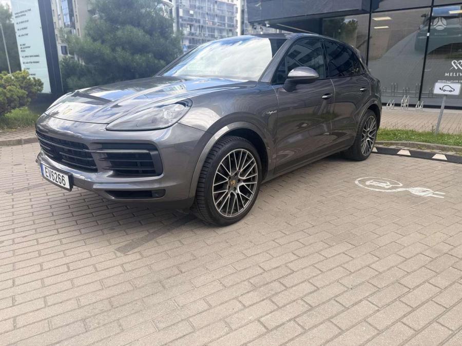 Grey Porsche Cayenne 2021 in Vilnius, with an engine capacity of 3.00 L and mileage of 67 thousand km for 54500 €, photo 23 on AUTOMOTO.COM.LV