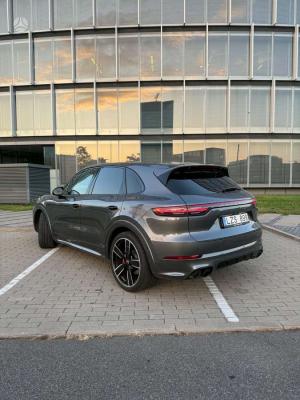 Grey Porsche Cayenne 2021 in Vilnius, with an engine capacity of 4.00 L and mileage of 61 thousand km for 77500 €, photo 3 on AUTOMOTO.COM.LV
