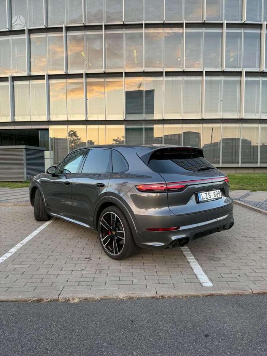 Grey Porsche Cayenne 2021 in Vilnius, with an engine capacity of 4.00 L and mileage of 61 thousand km for 77500 €, photo 3 on AUTOMOTO.COM.LV