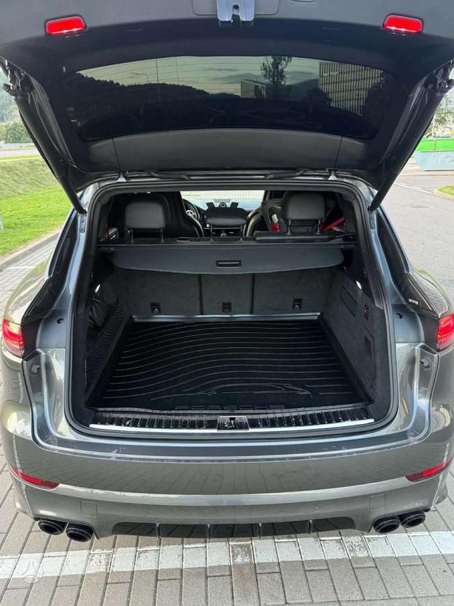 Grey Porsche Cayenne 2021 in Vilnius, with an engine capacity of 4.00 L and mileage of 61 thousand km for 77500 €, photo 13 on AUTOMOTO.COM.LV