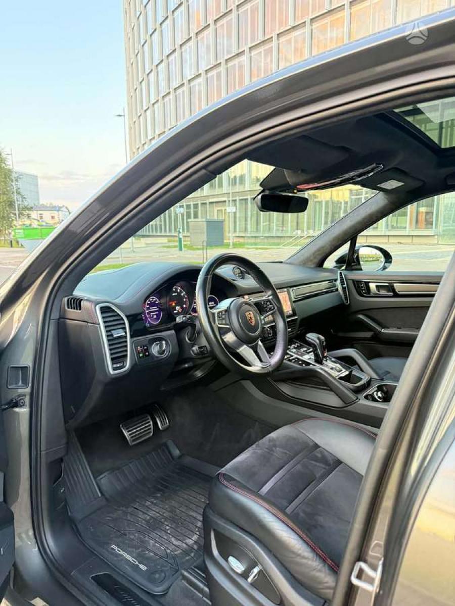 Grey Porsche Cayenne 2021 in Vilnius, with an engine capacity of 4.00 L and mileage of 61 thousand km for 77500 €, photo 14 on AUTOMOTO.COM.LV