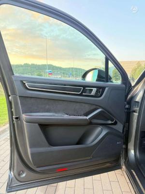 Grey Porsche Cayenne 2021 in Vilnius, with an engine capacity of 4.00 L and mileage of 61 thousand km for 77500 €, photo 18 on AUTOMOTO.COM.LV