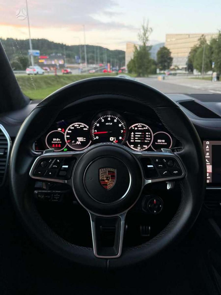 Grey Porsche Cayenne 2021 in Vilnius, with an engine capacity of 4.00 L and mileage of 61 thousand km for 77500 €, photo 24 on AUTOMOTO.COM.LV