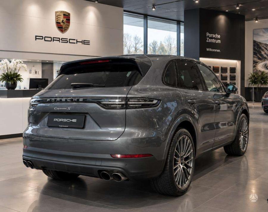 Grey Porsche Cayenne 2021 in Vilnius, with an engine capacity of 2.89 L and mileage of 204 thousand km for 44000 €, photo 4 on AUTOMOTO.COM.LV